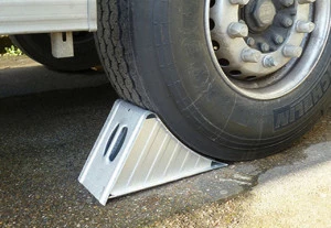 Cales de roues et cale voiture pour véhicules lourds | Axess Industries