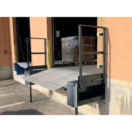 Pont de chargement fixe en aluminium 5000 kg. Equipement de quai ...